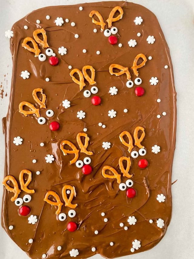 Adorable Christmas Reindeer Chocolate Bark: Easy Holiday Baking